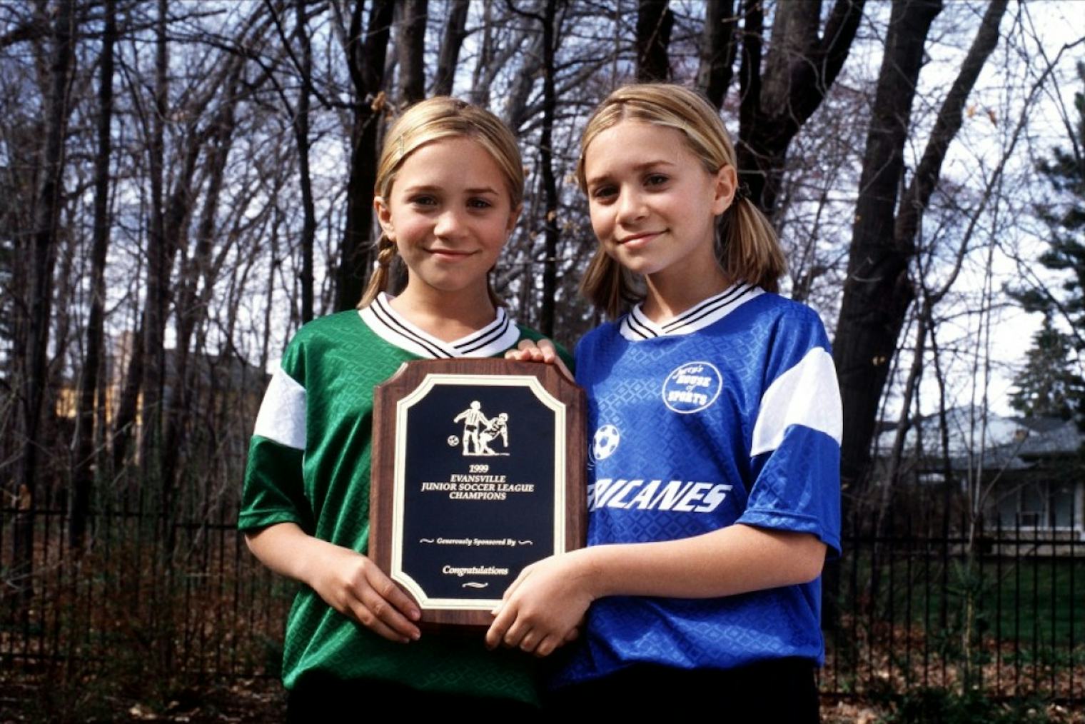 Are Mary Kate And Ashley Olsen Identical Twins No But Photographic Evidence Suggests Otherwise