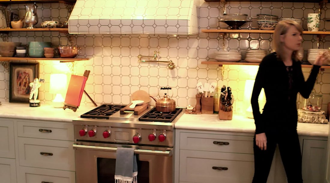 Taylor Swift's House Tour Reveals 19 Incredibly Cool Things She Keeps ...