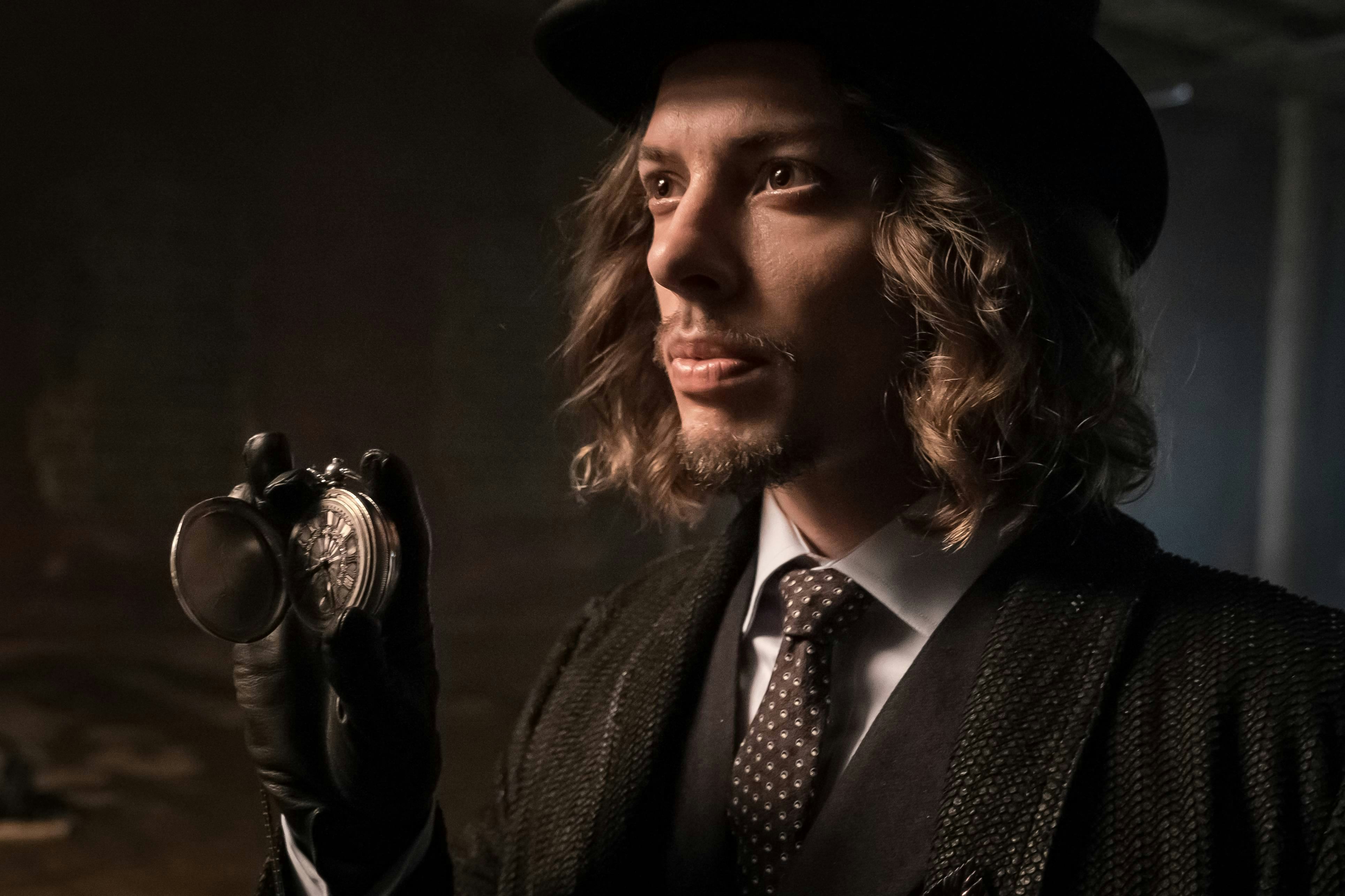 What Will Happen To Captain Barnes On 'Gotham'? Alice's Blood Could ...