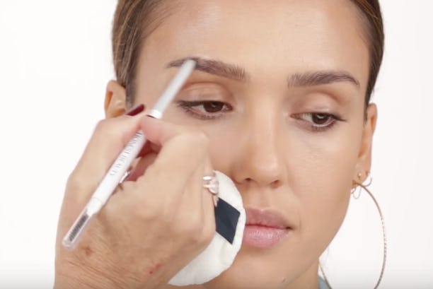 This Jessica Alba Smoky Eye Tutorial With Honest Beauty Products Is So ...