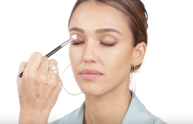 This Jessica Alba Smoky Eye Tutorial With Honest Beauty Products Is So ...