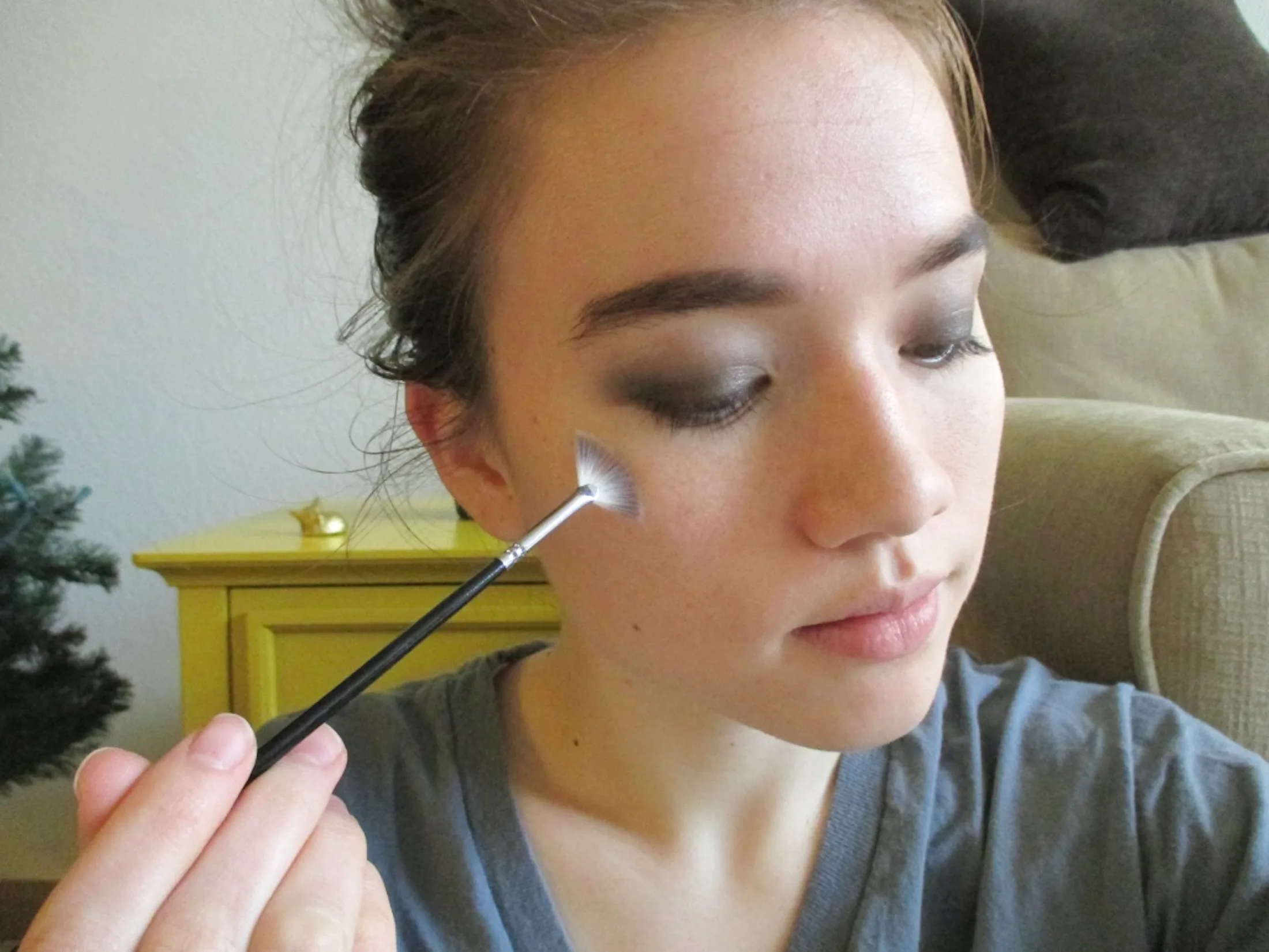 How To Prevent Eyeshadow From Falling Off So Your Makeup Stays On All ...