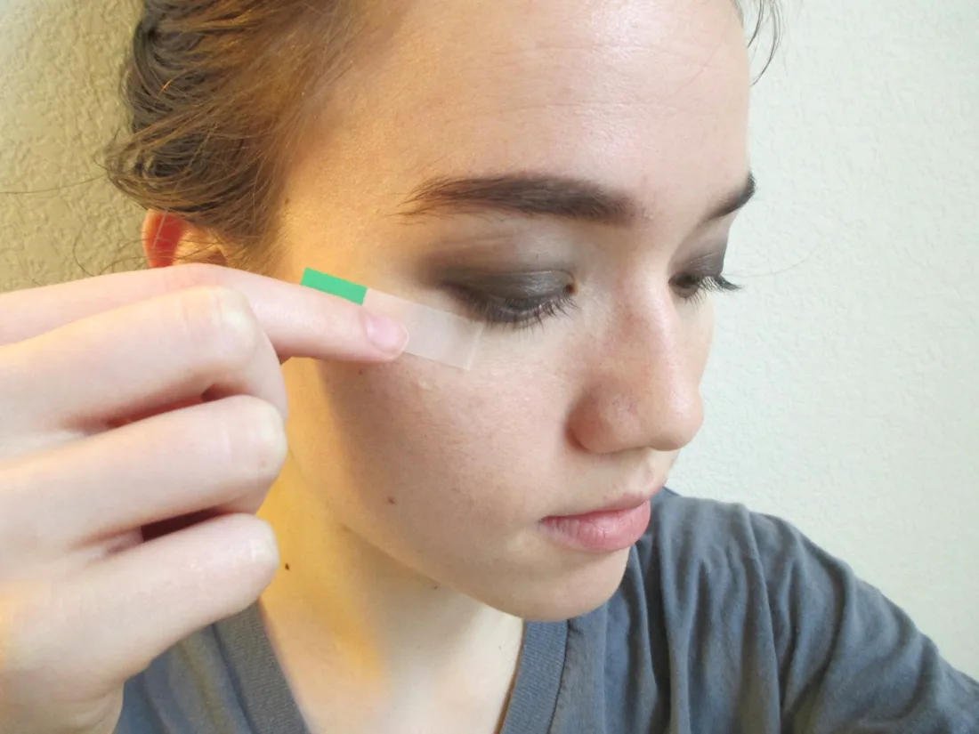 How To Prevent Eyeshadow From Falling Off So Your Makeup Stays On All ...