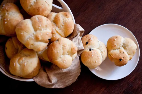 17 Unique Ways To Eat Garlic Bread, Because This Savory Treat Has No Limits