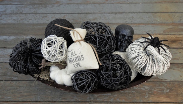 17 Spooky Halloween Decorations That Are Anything But Cheesy