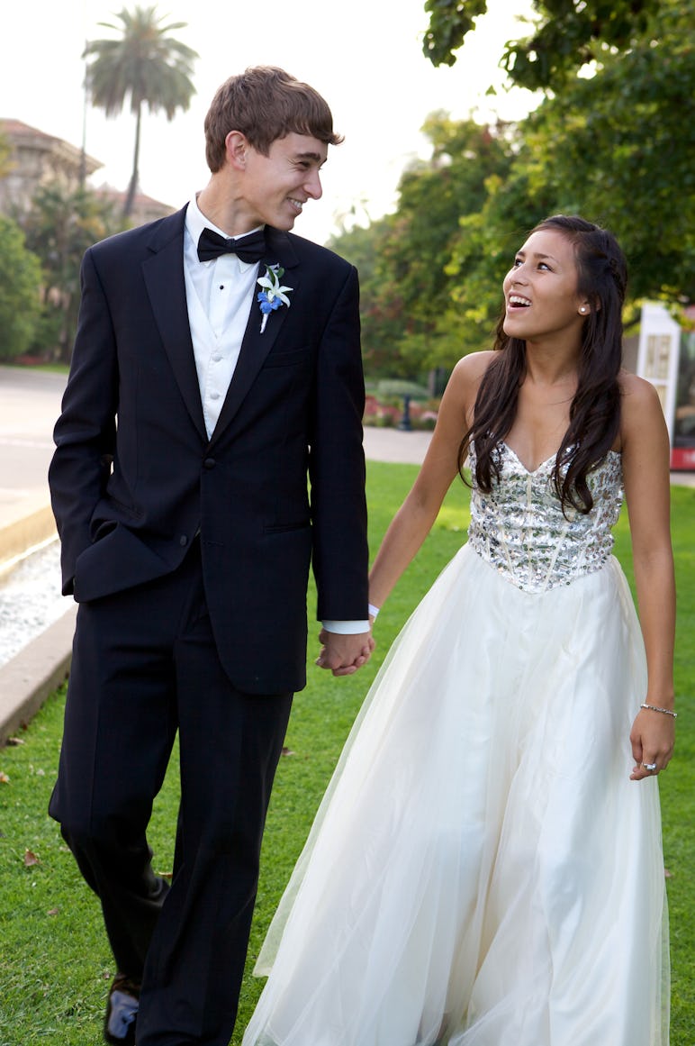 9 Tips For Posing In Prom Photos, Because You'll Want to Frame (Or ...