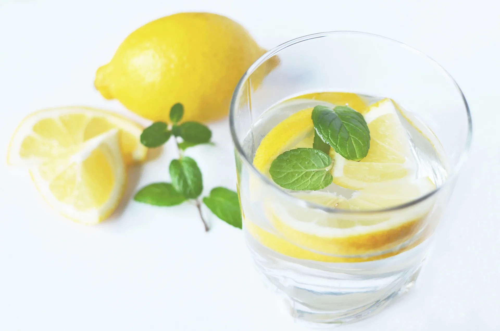10 Hacks To De-Bloat Before A Night Out, So You Don't Feel Uncomfortable