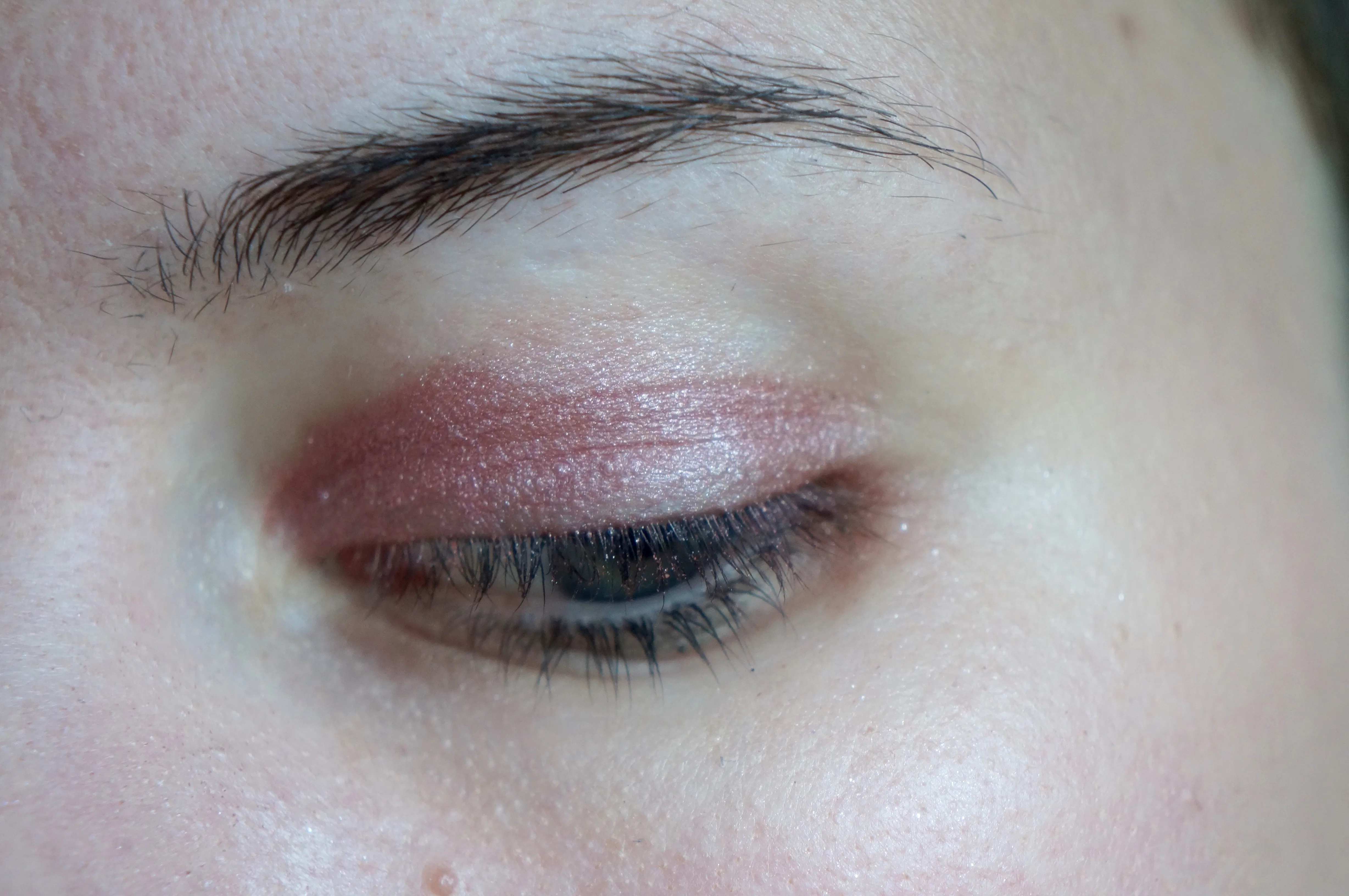 How To Pull Off The Glossy Eyelids Trend Effortlessly — PHOTOS