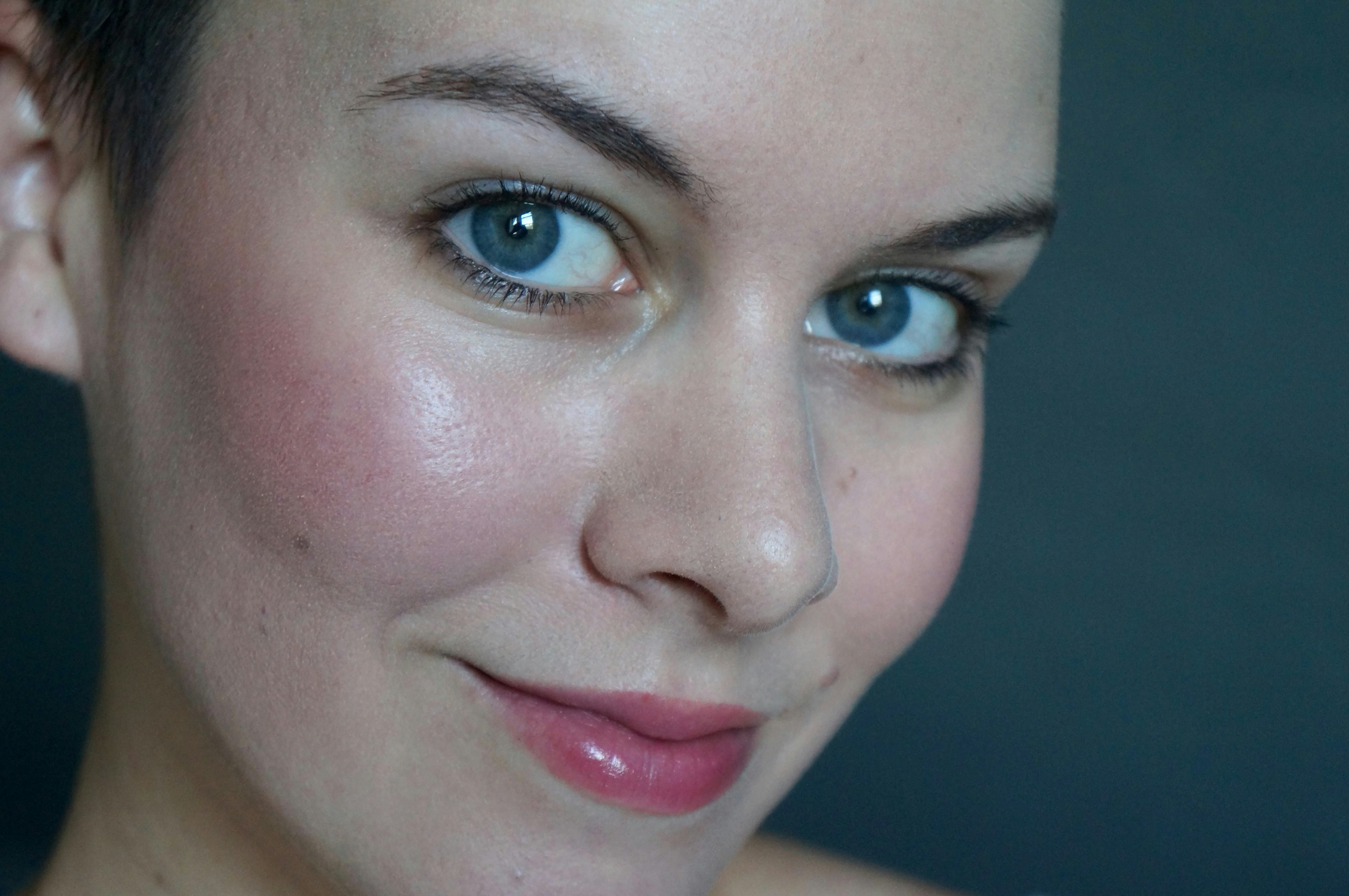 How To Wear Blush When You Have Naturally Flushed Skin — PHOTOS