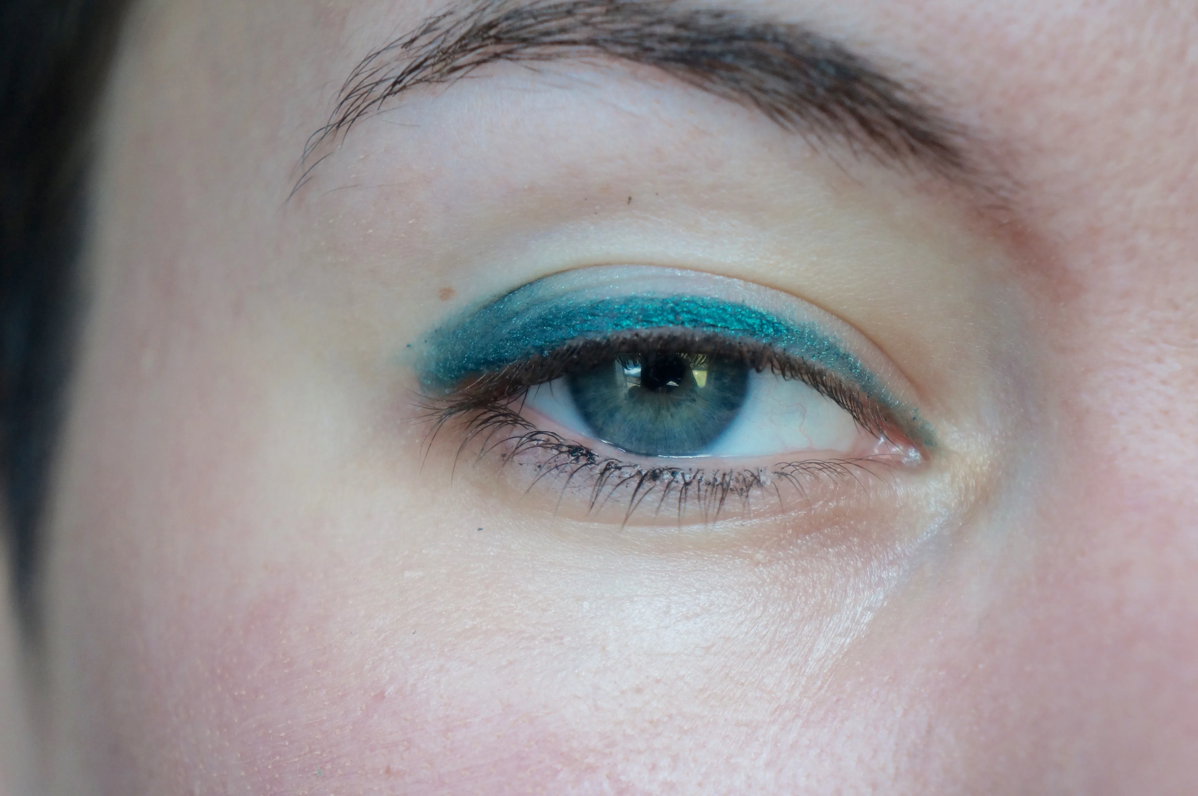 How To Pull Off The Glossy Eyelids Trend Effortlessly — PHOTOS