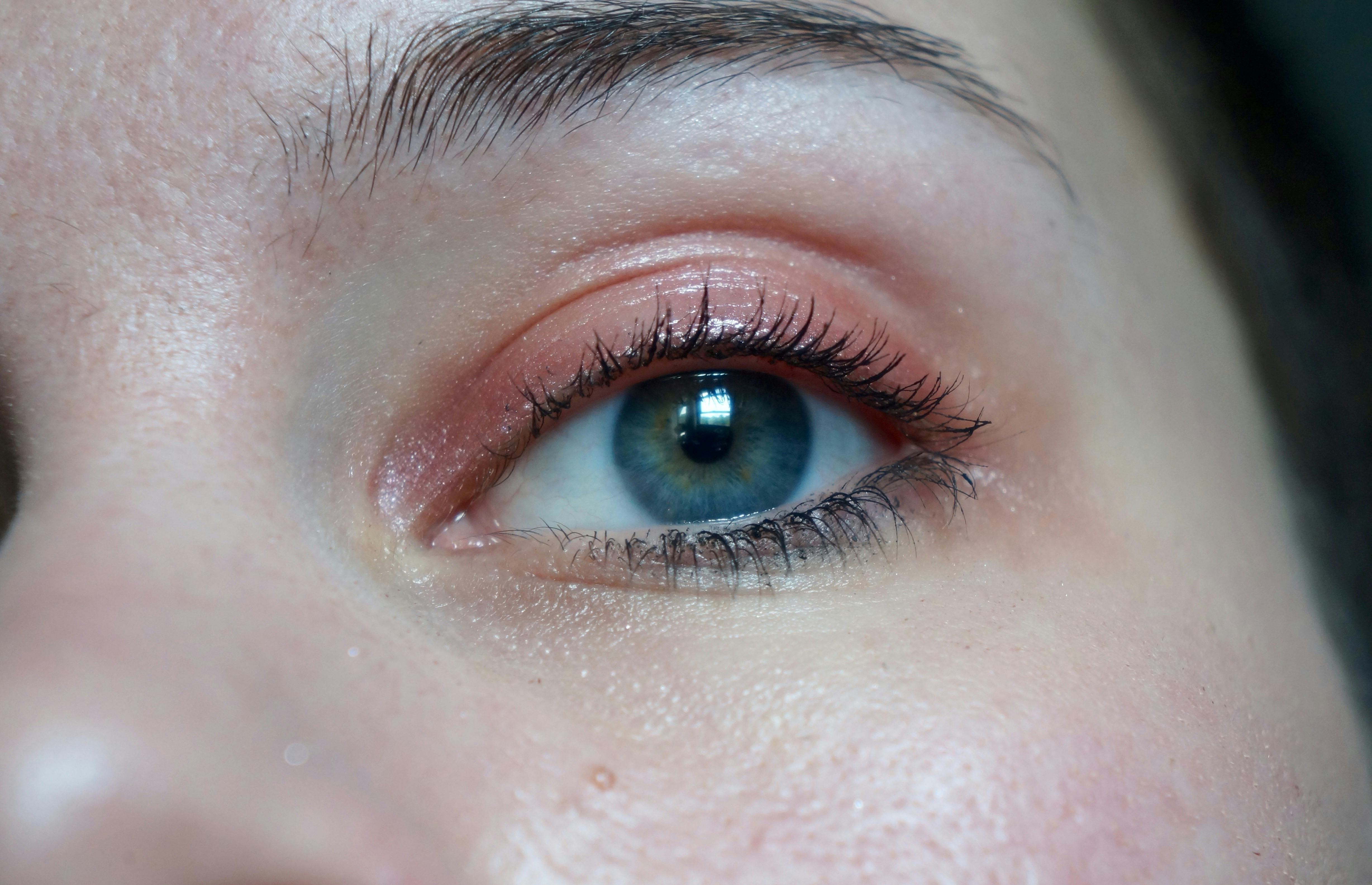 How To Pull Off The Glossy Eyelids Trend Effortlessly — PHOTOS