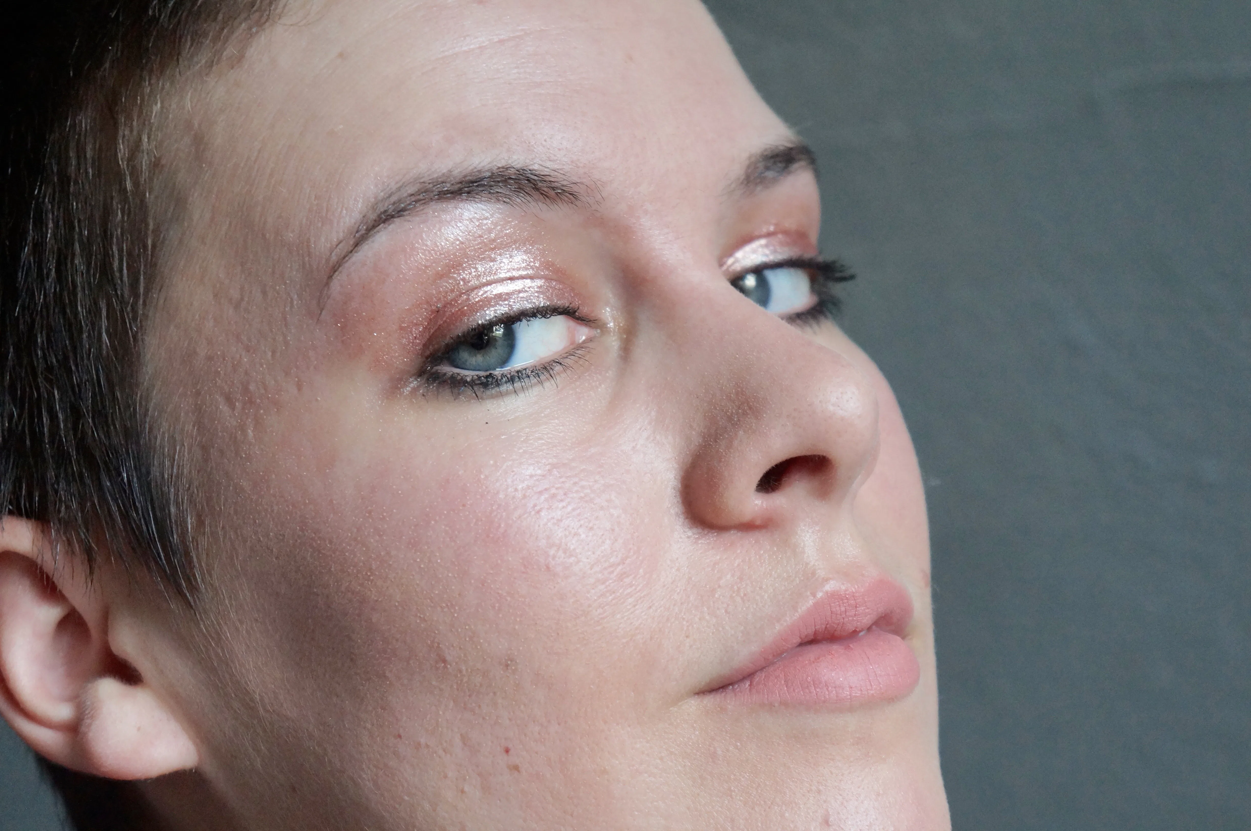 How To Pull Off The Glossy Eyelids Trend Effortlessly — PHOTOS