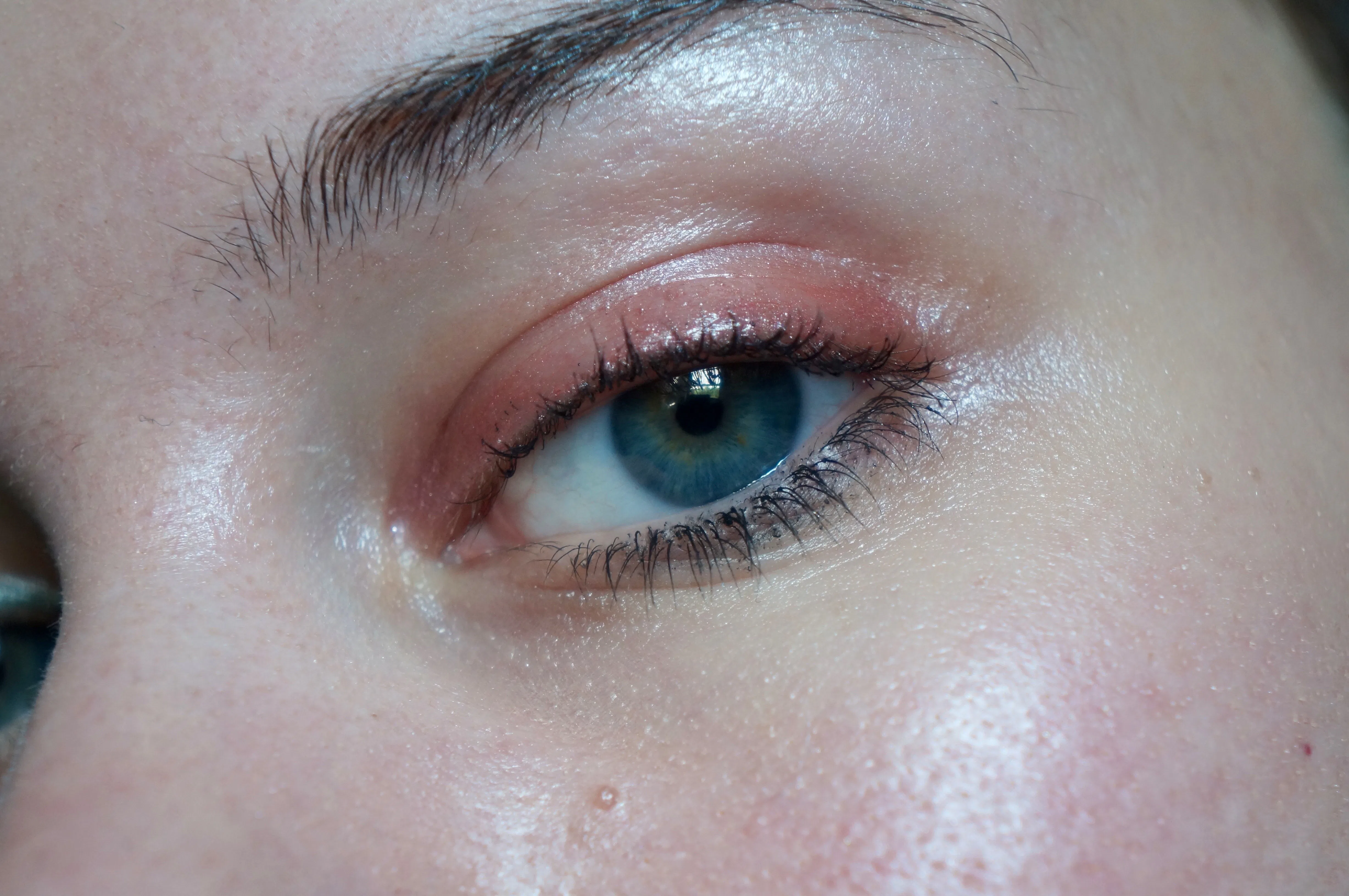 How To Pull Off The Glossy Eyelids Trend Effortlessly — PHOTOS