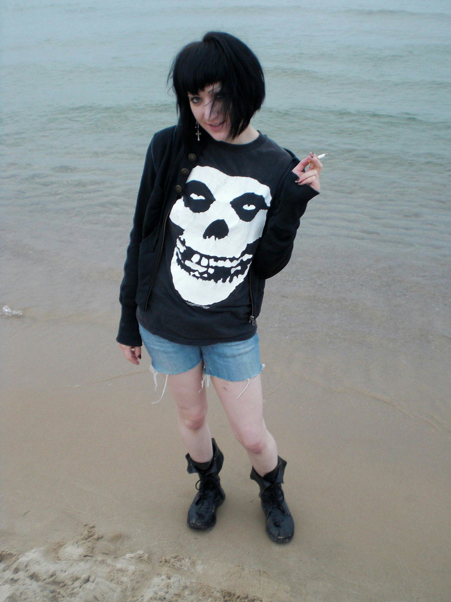 6 Things Only Goth Girls Who Go To The Beach Will Understand