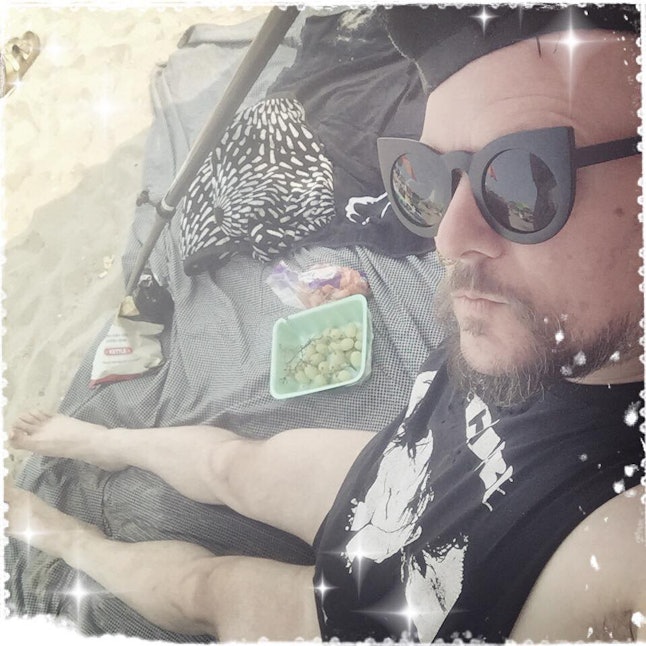 6 Things Only Goth Girls Who Go To The Beach Will Understand