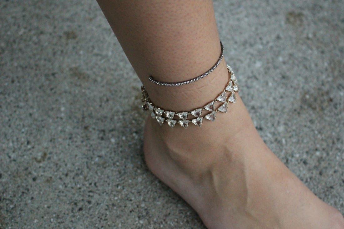 11 Ways To Wear Anklets To Keep The '90s Alive Forever — PHOTOS