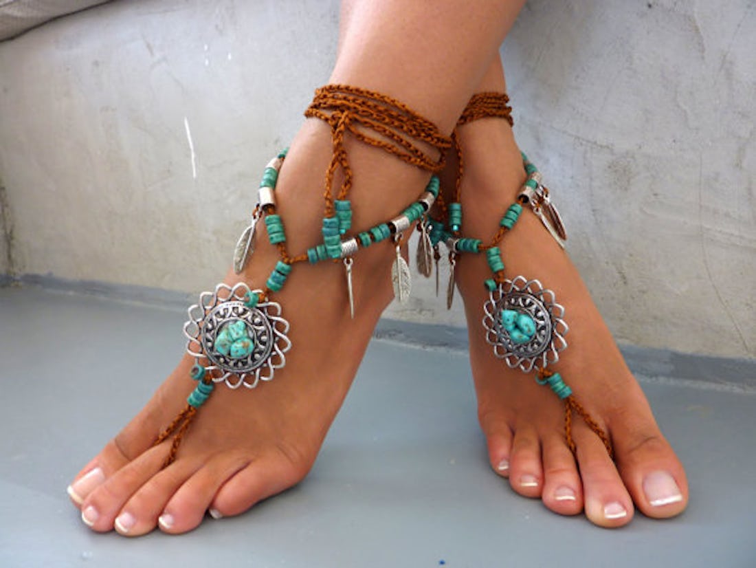 11 Ways To Wear Anklets To Keep The '90s Alive Forever — PHOTOS