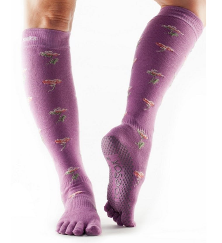 13 Weird Fashion Trends I Wish Were Still Hip Today Because #ToeSocksFTW