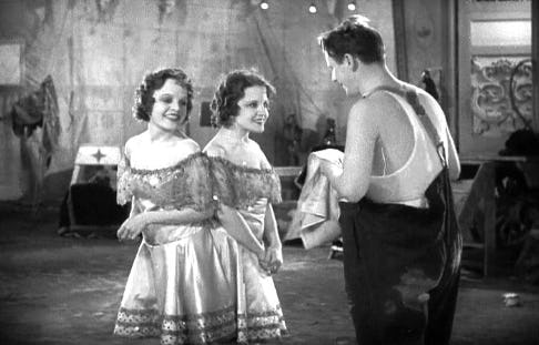 Sarah Paulson's Two-Headed Character In 'American Horror Story: Freak ...