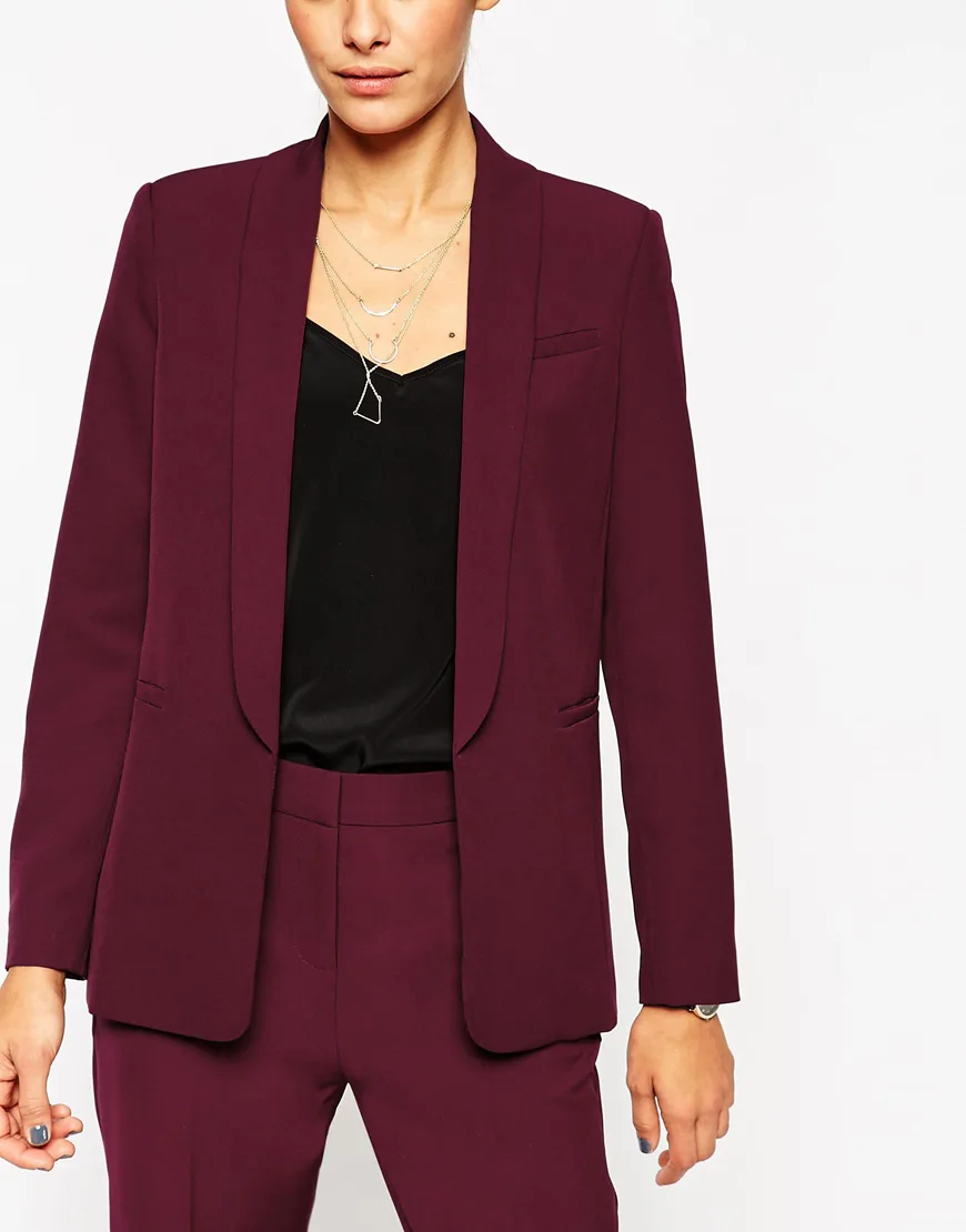Jennifer Lawrence Wears A Lace Bra Under A Blazer Because The Cold Can ...