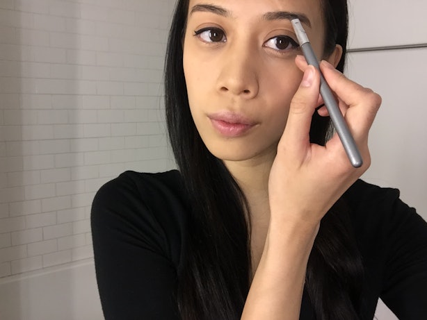 Tak Perlu Cukur, Ini Cara Bentuk Alis Lurus Natural Ala Seleb Korea ...