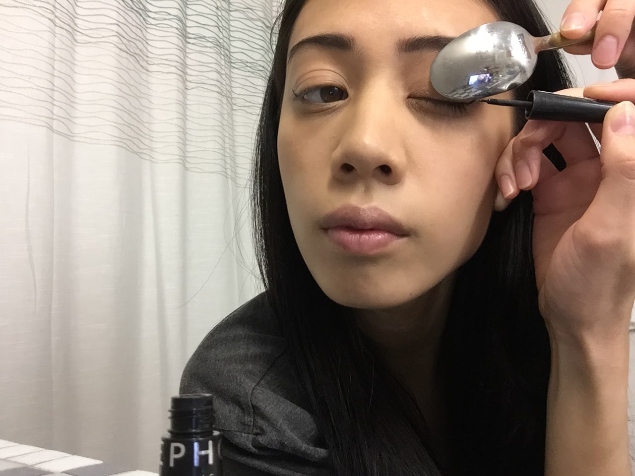 How To Apply Winged Eyeliner With A Spoon To Achieve Perfect Cat Eyes ...