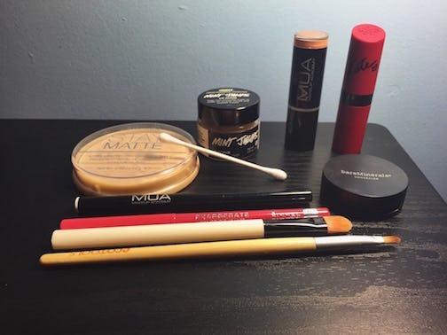 How To Apply Lipstick With A Lip Ring, Because Painting Around Your ...