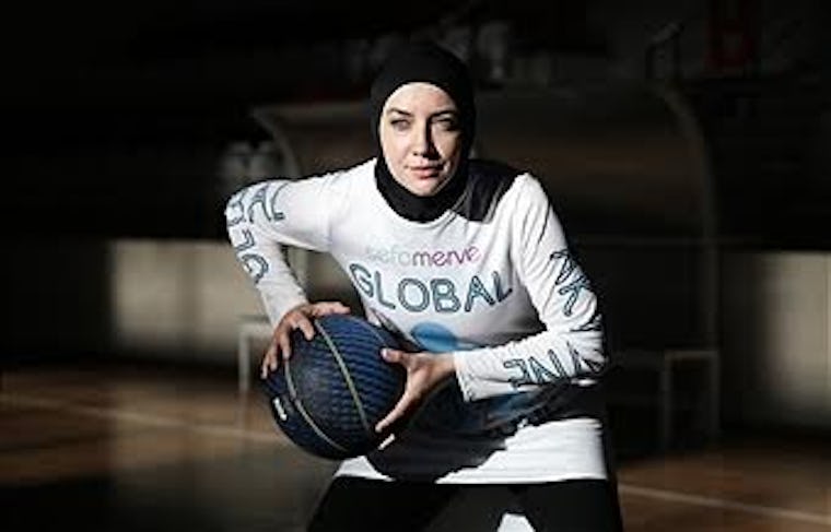 These Muslim Basketball Players Are Fighting For The Right To Wear ...