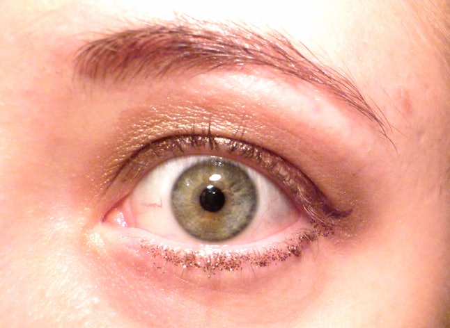 Here's How To DIY The Glitter Tears Trend, Because FYI It's Insanely Easy