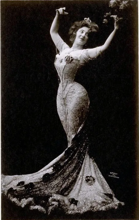 The Evolution Of Corsets Proves That We've Been Into Constriction For A ...
