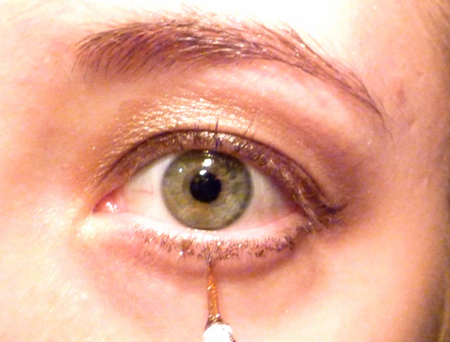 Here's How To DIY The Glitter Tears Trend, Because FYI It's Insanely Easy