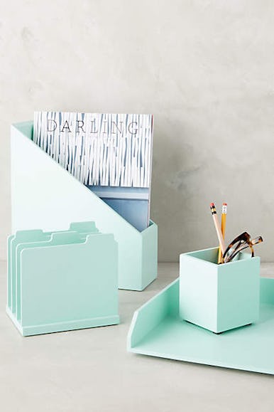 7 Ways To Keep Your Desk Uncluttered And Stay Focused