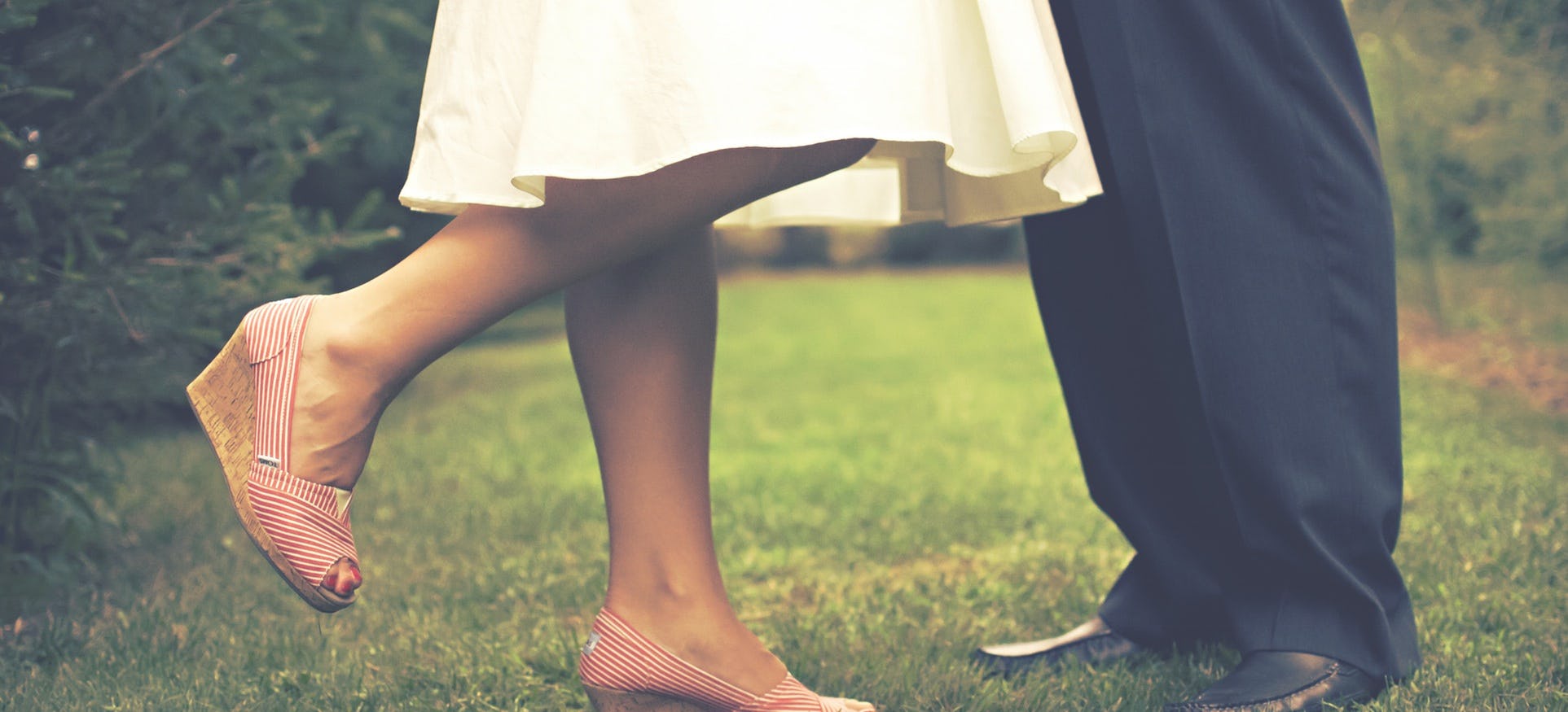 7 Simple Body Language Hints To Tell If Someone Is Into You