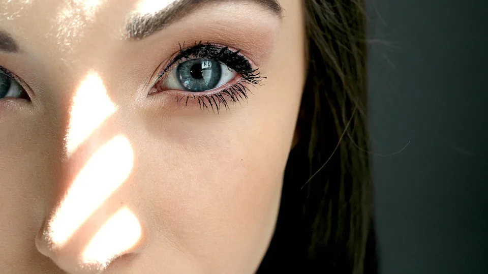 How To Treat Acne Differently In The Winter, According To Experts