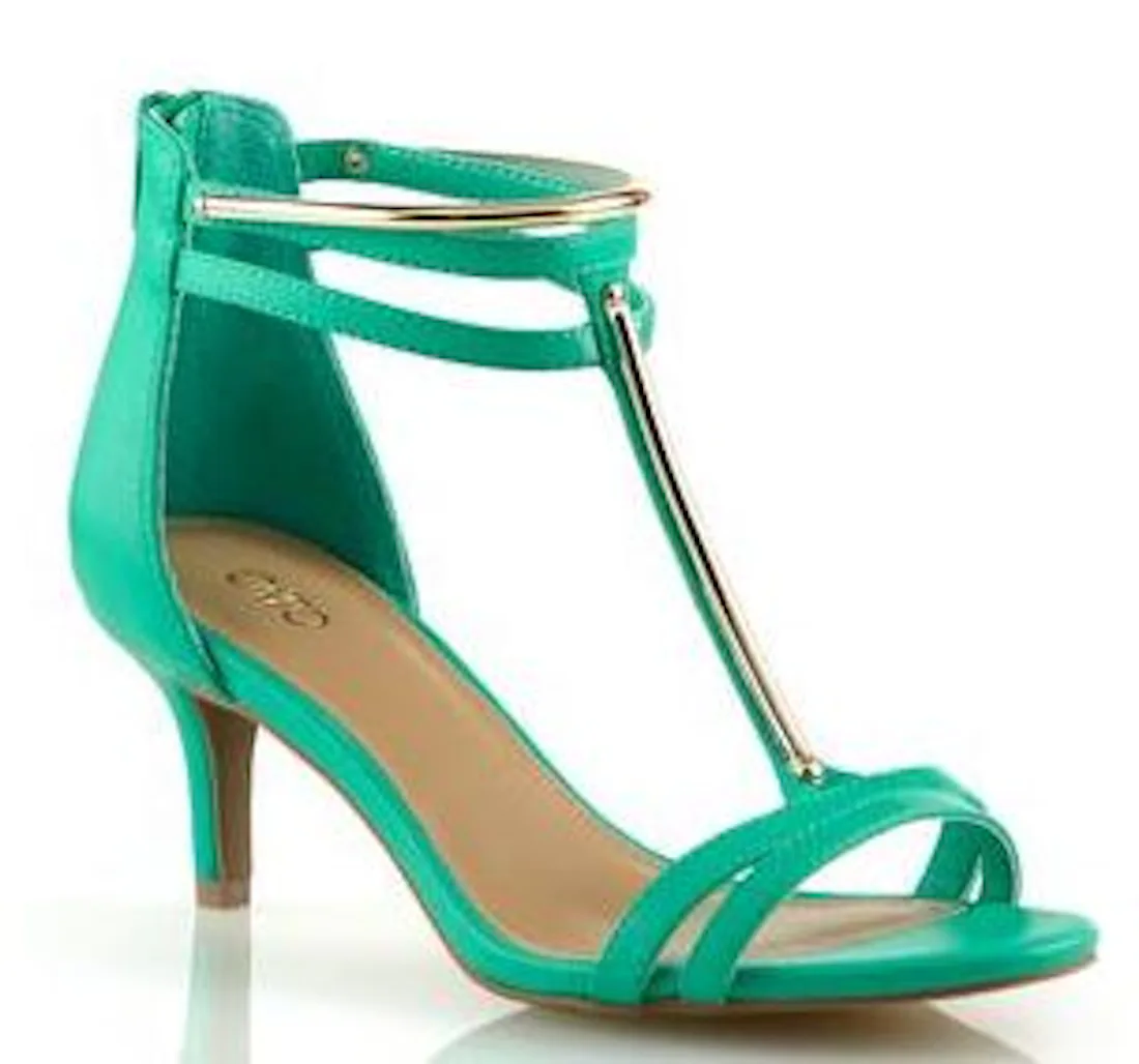 15 Wide Width Sandals To Keep Your Glorious Feet Equal Parts Comfy ...