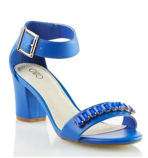 15 Wide Width Sandals To Keep Your Glorious Feet Equal Parts Comfy ...