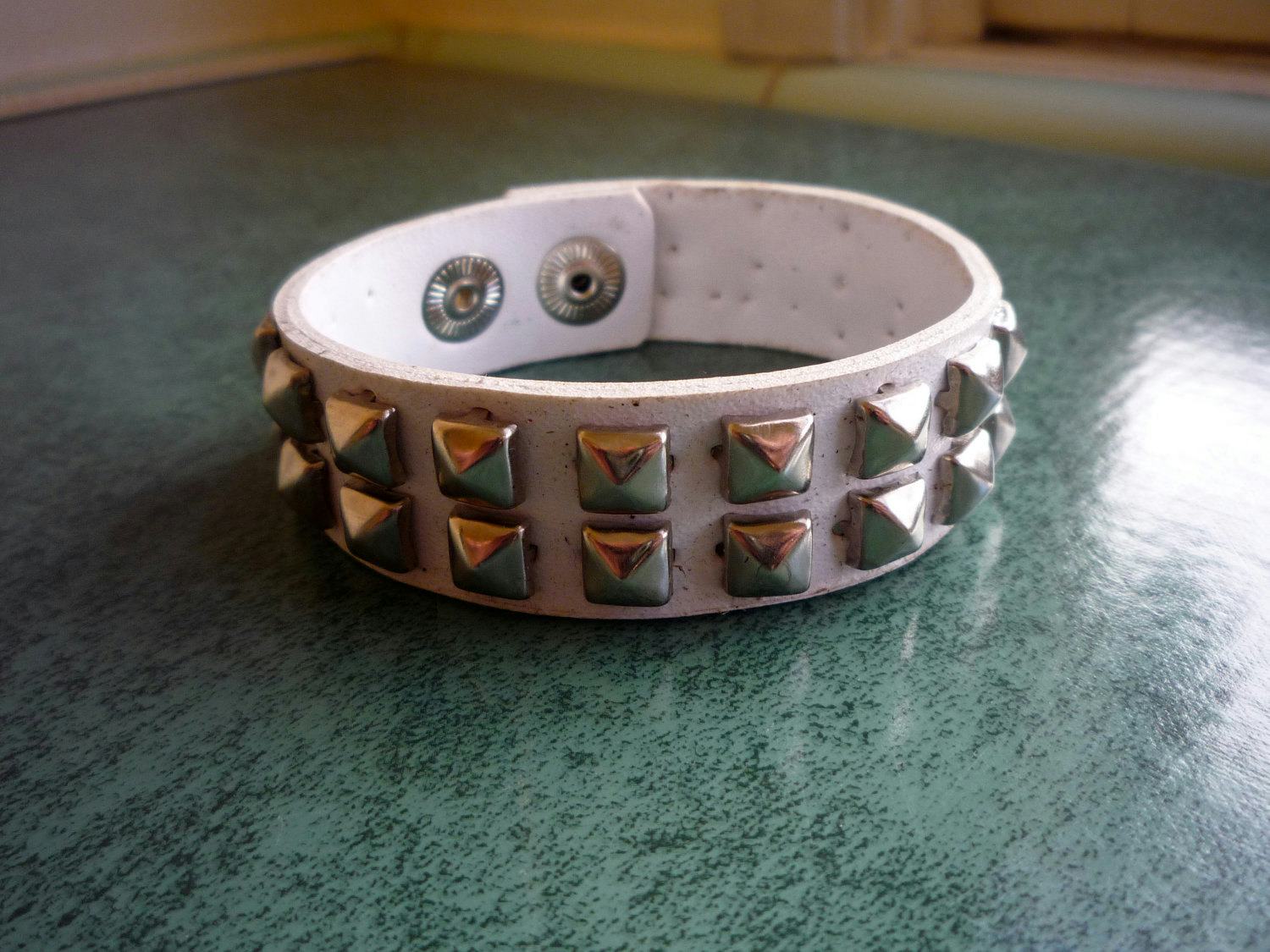 13 Bracelets Young Millennials Owned & Layered In The '90s & Early '00s ...