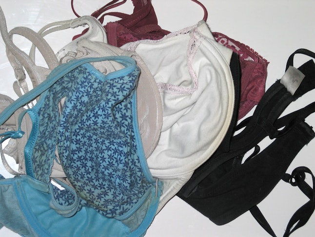 6 Signs You Should Throw Out Your Bra, Because Your Boobs Don't Deserve ...