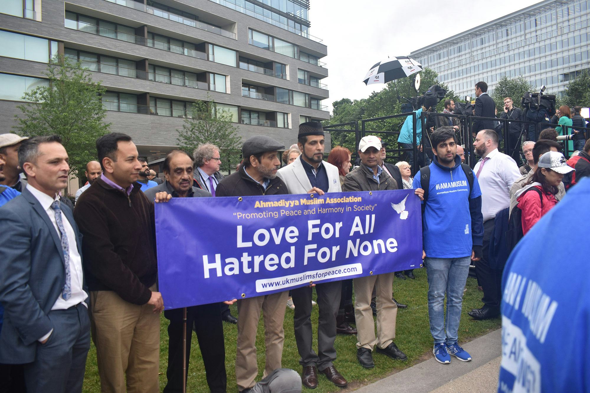 7 powerful photos of vigil for London attack victims show strength ...