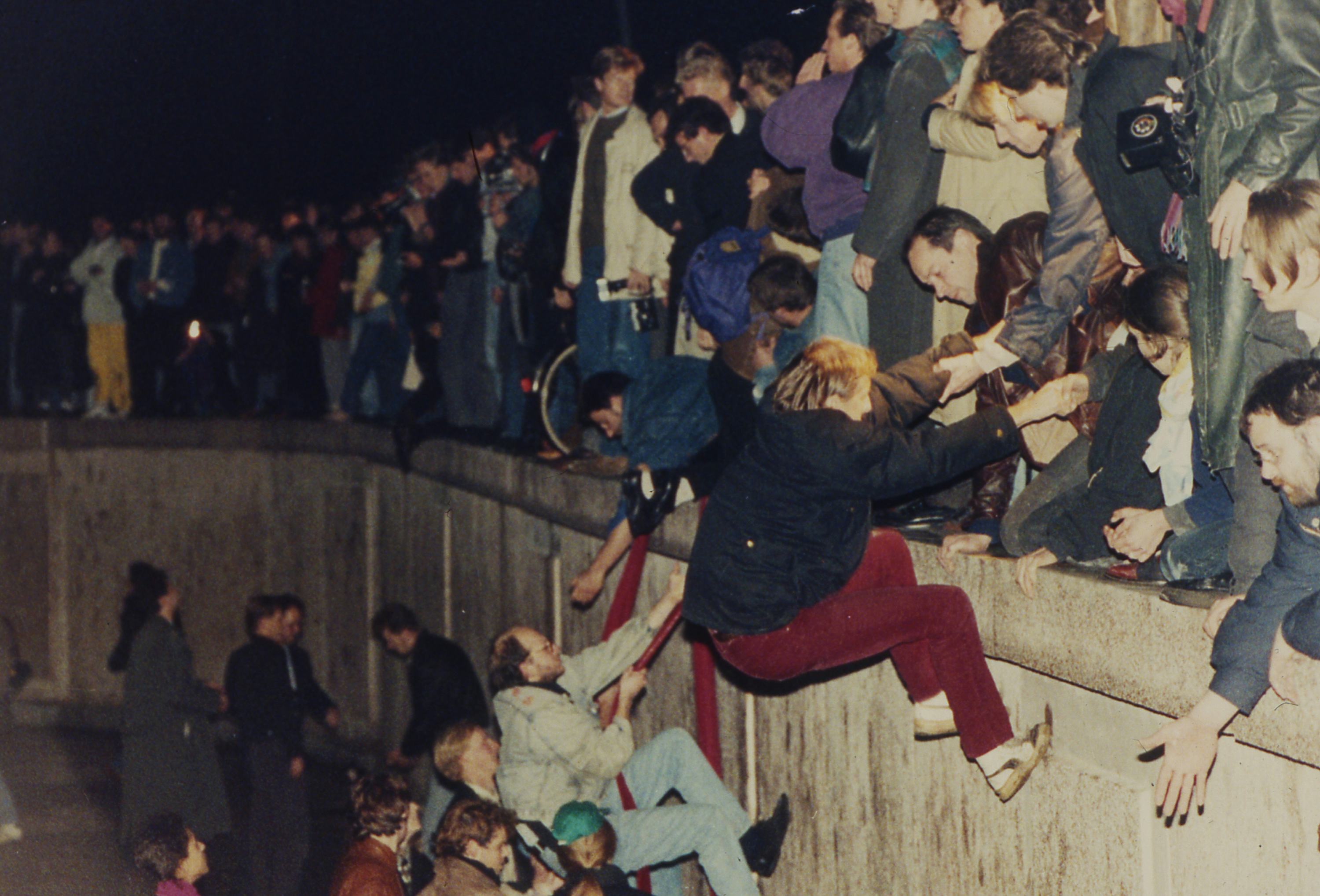 13 Fantastic Photos to Celebrate the Fall of the Berlin Wall on Its ...