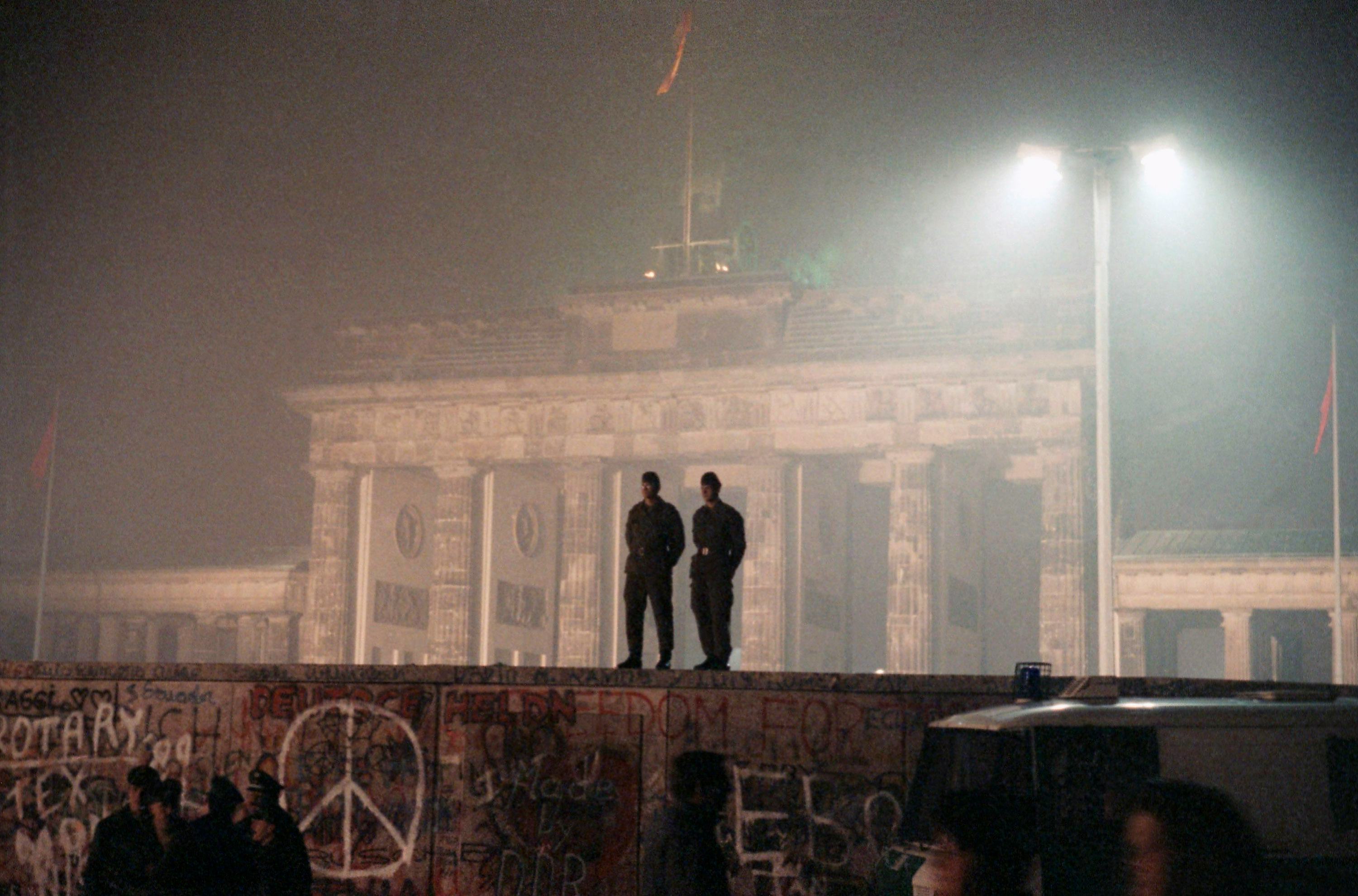 13 Fantastic Photos to Celebrate the Fall of the Berlin Wall on Its ...