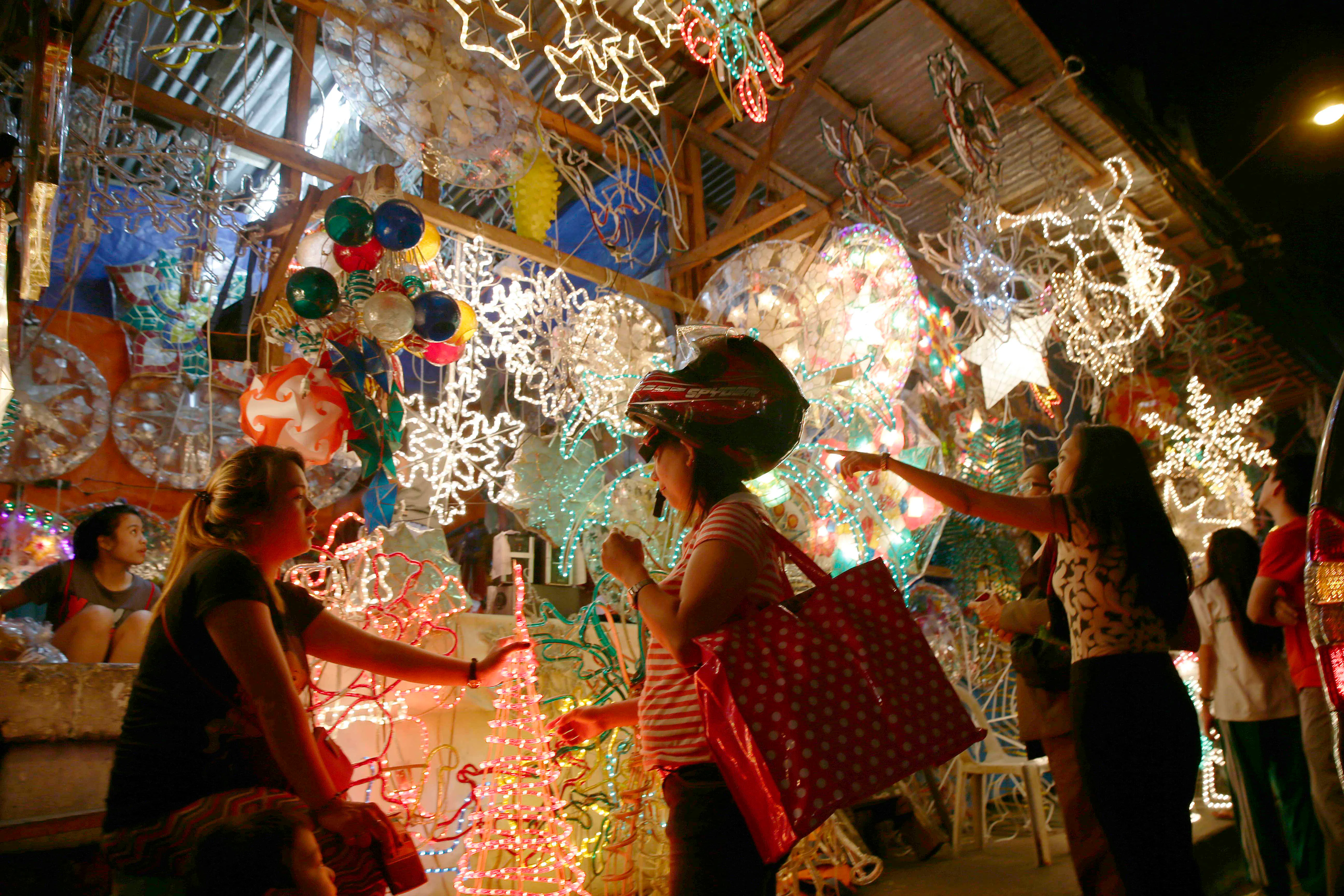 15 Photos Showing How Christmas is Celebrated Around the World