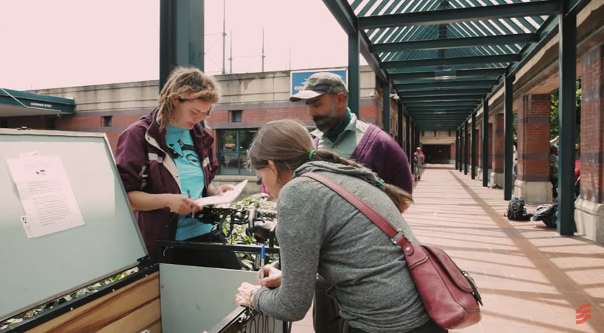 This "Street Librarian" Is Helping Homeless People Through Literature