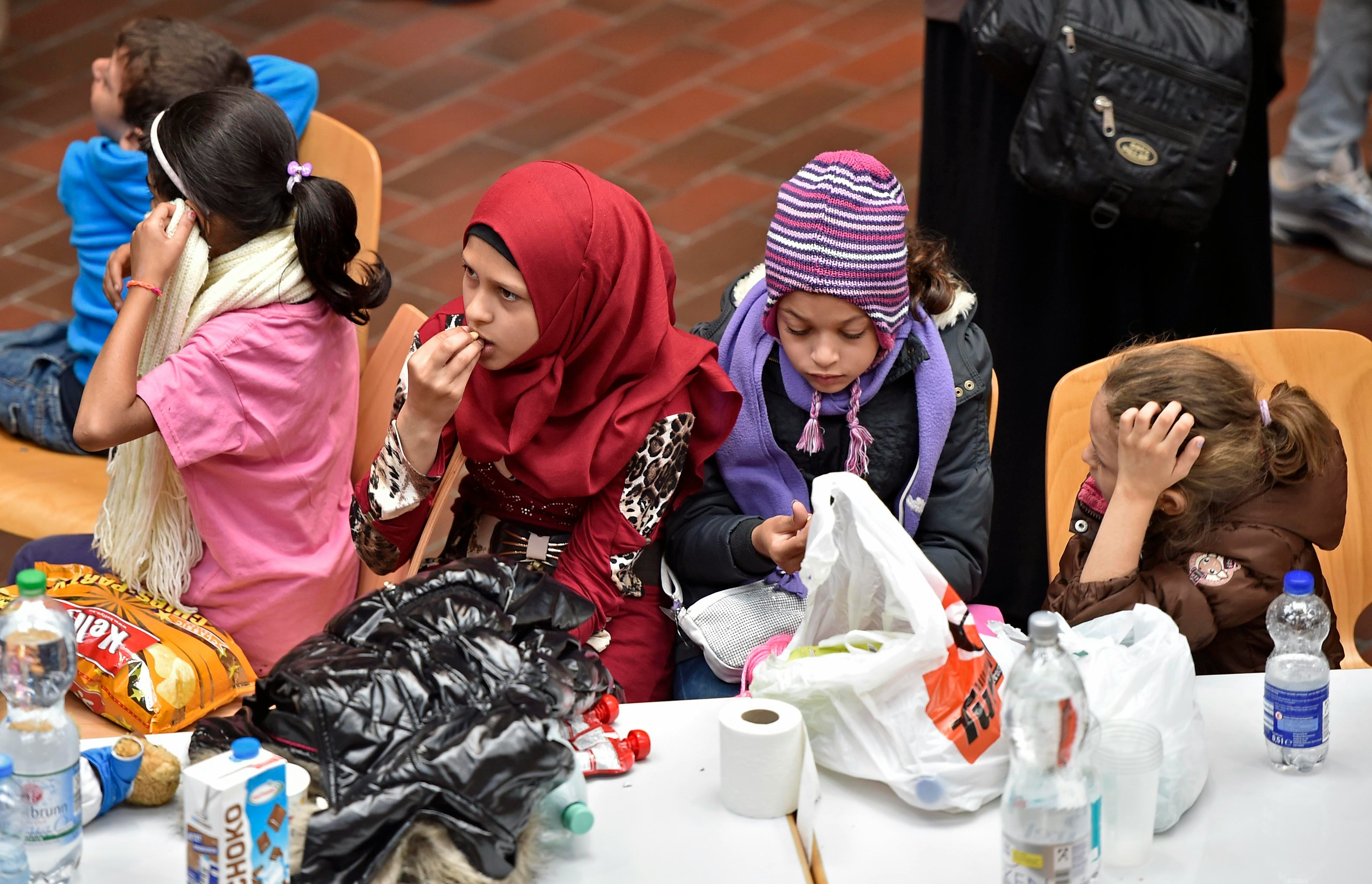 15 Triumphant Photos Show Thousands of Refugees Being Welcomed Into Germany