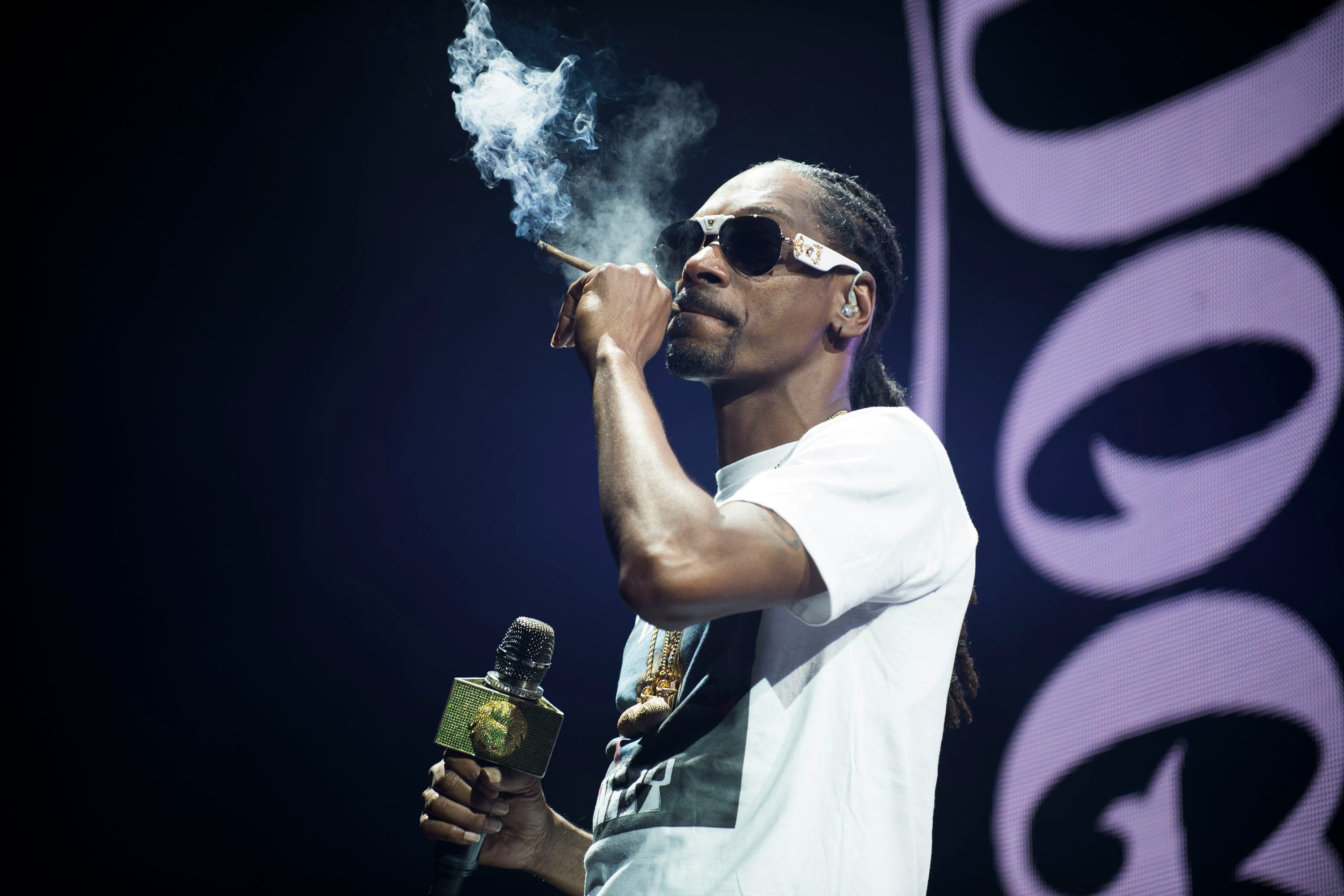 Rihanna, Billie Holiday, Bob Marley and 6 of the most famous stoners in ...