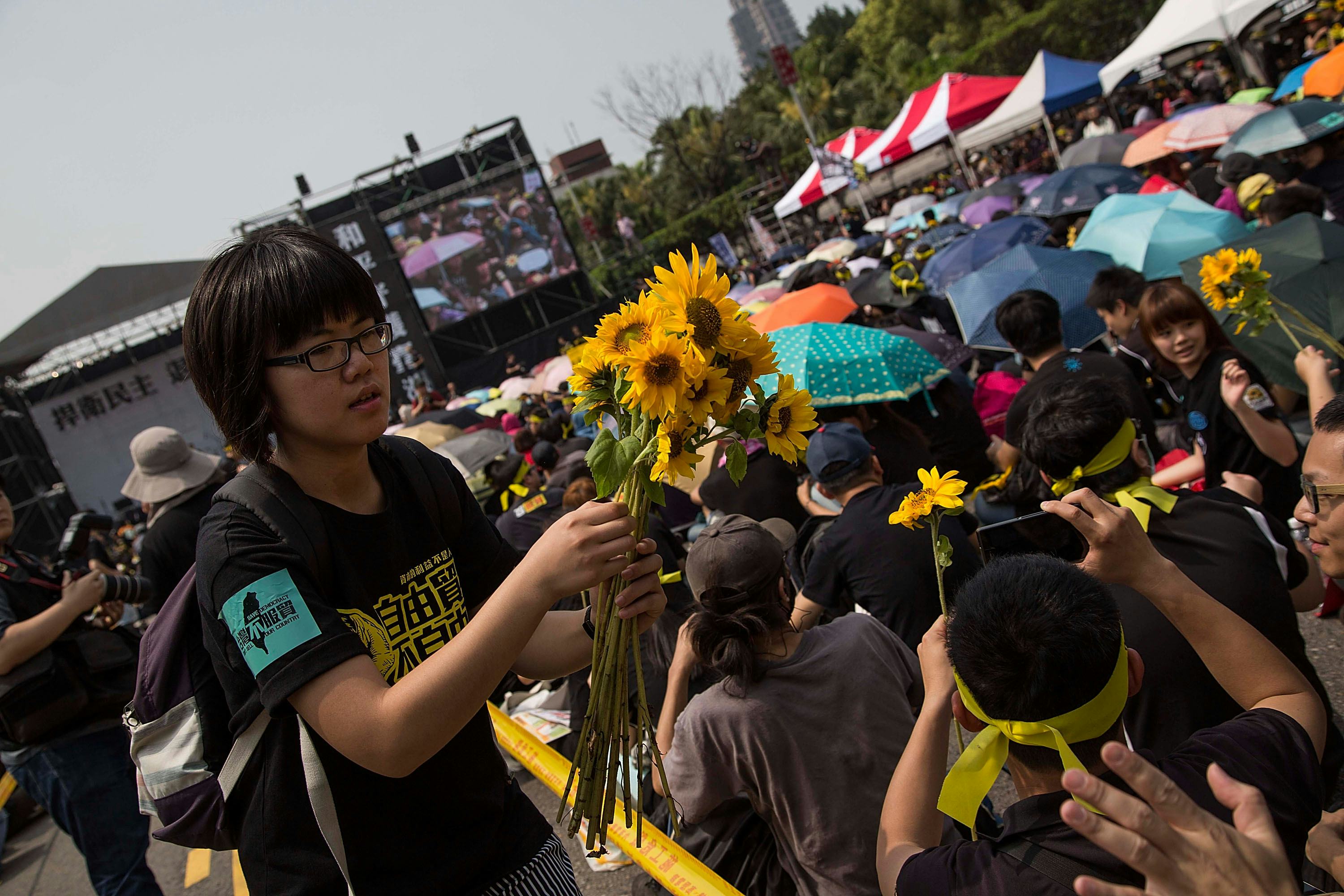 100,000 People Are Protesting in Taiwan — and Their "Sunflower Movement ...