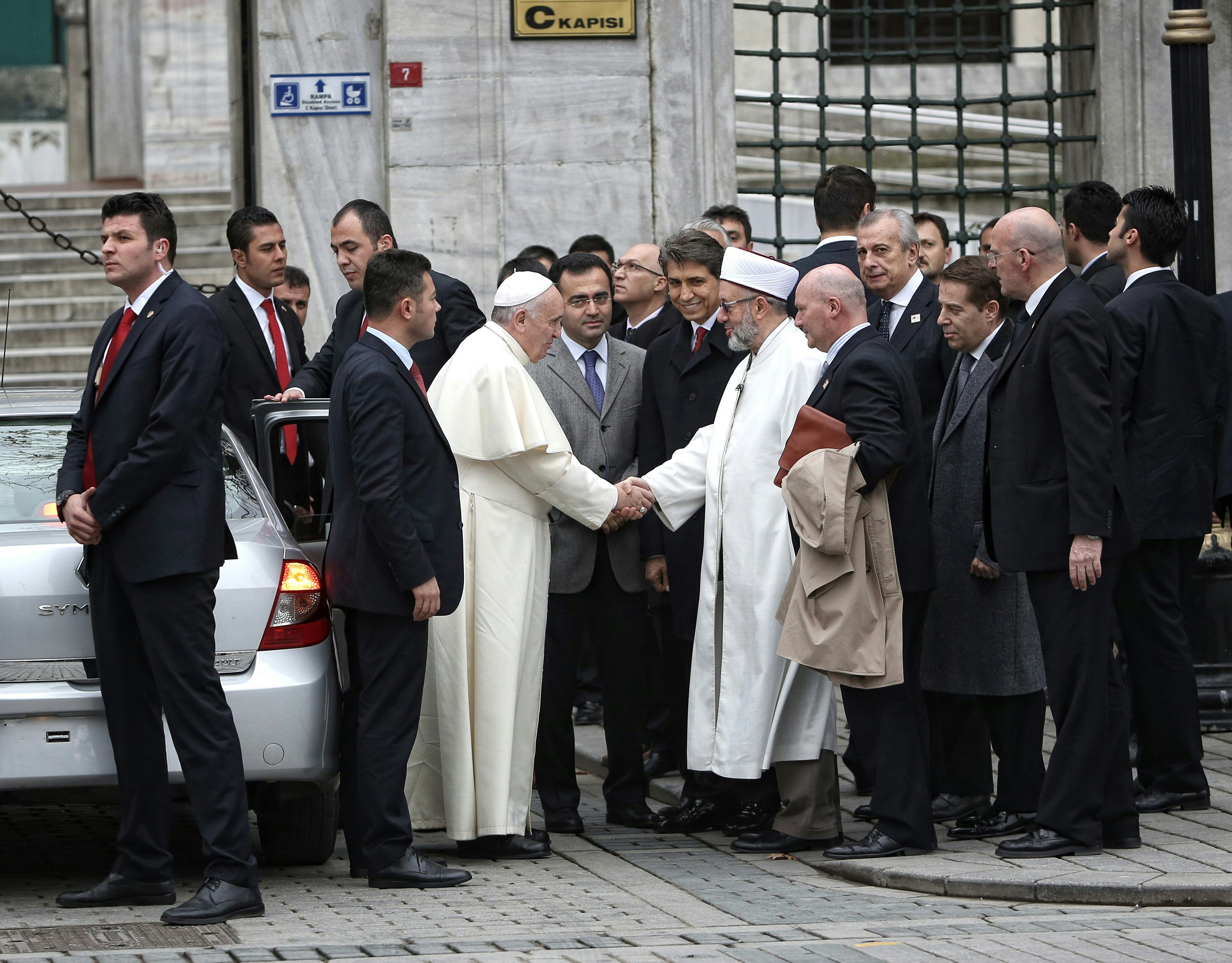 9 Photos Show Pope Francis Is Setting a Powerful Example for People of ...