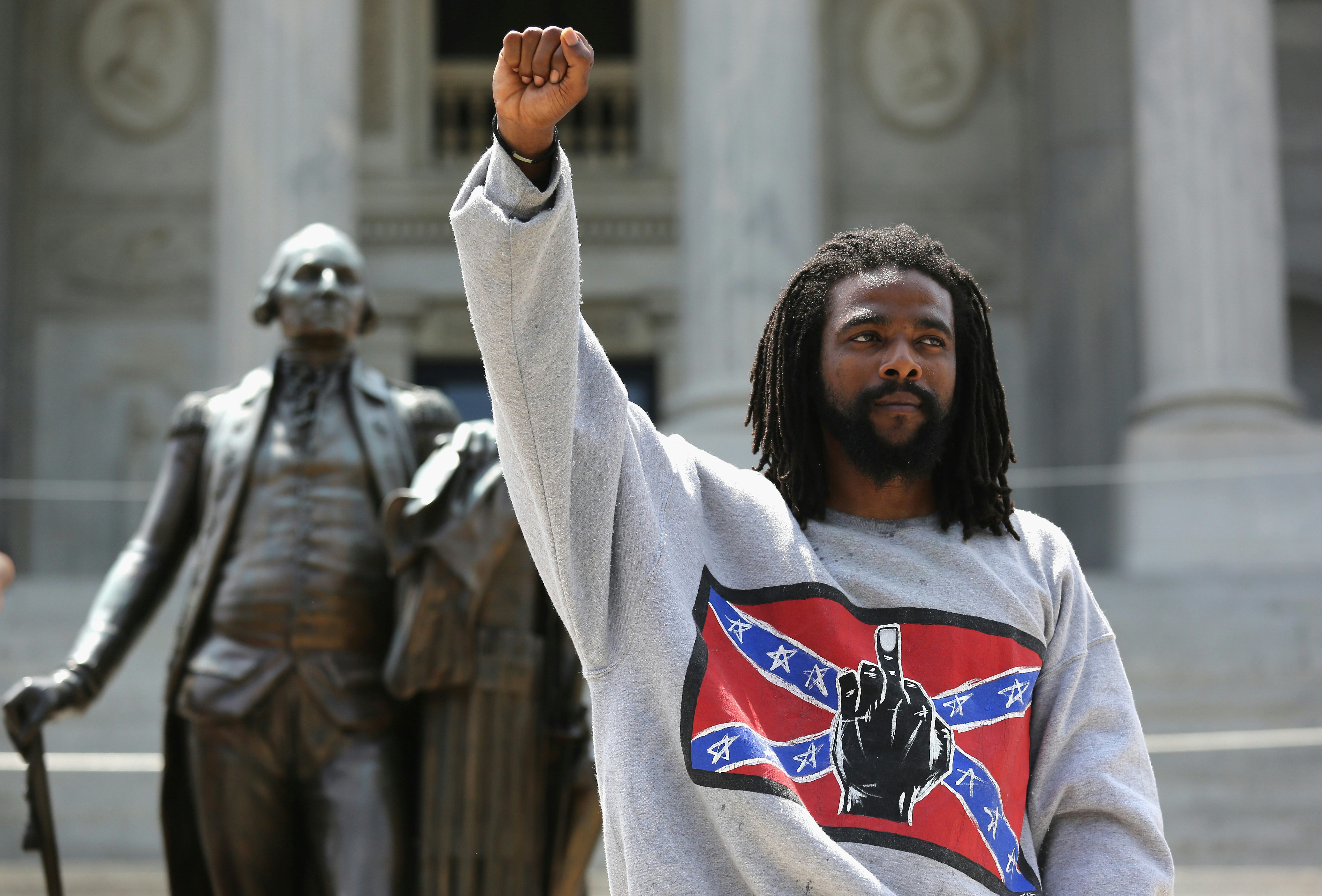 16 Gut-Wrenching Photos Show What a KKK Rally Looks Like in 2015