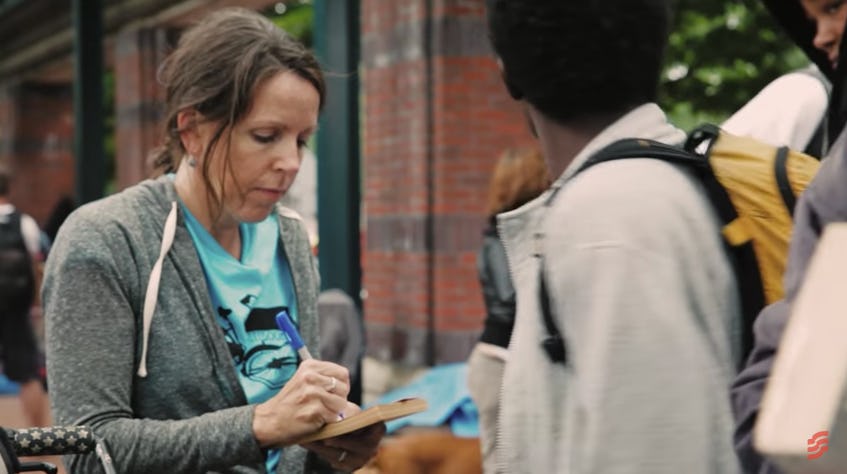 This "Street Librarian" Is Helping Homeless People Through Literature