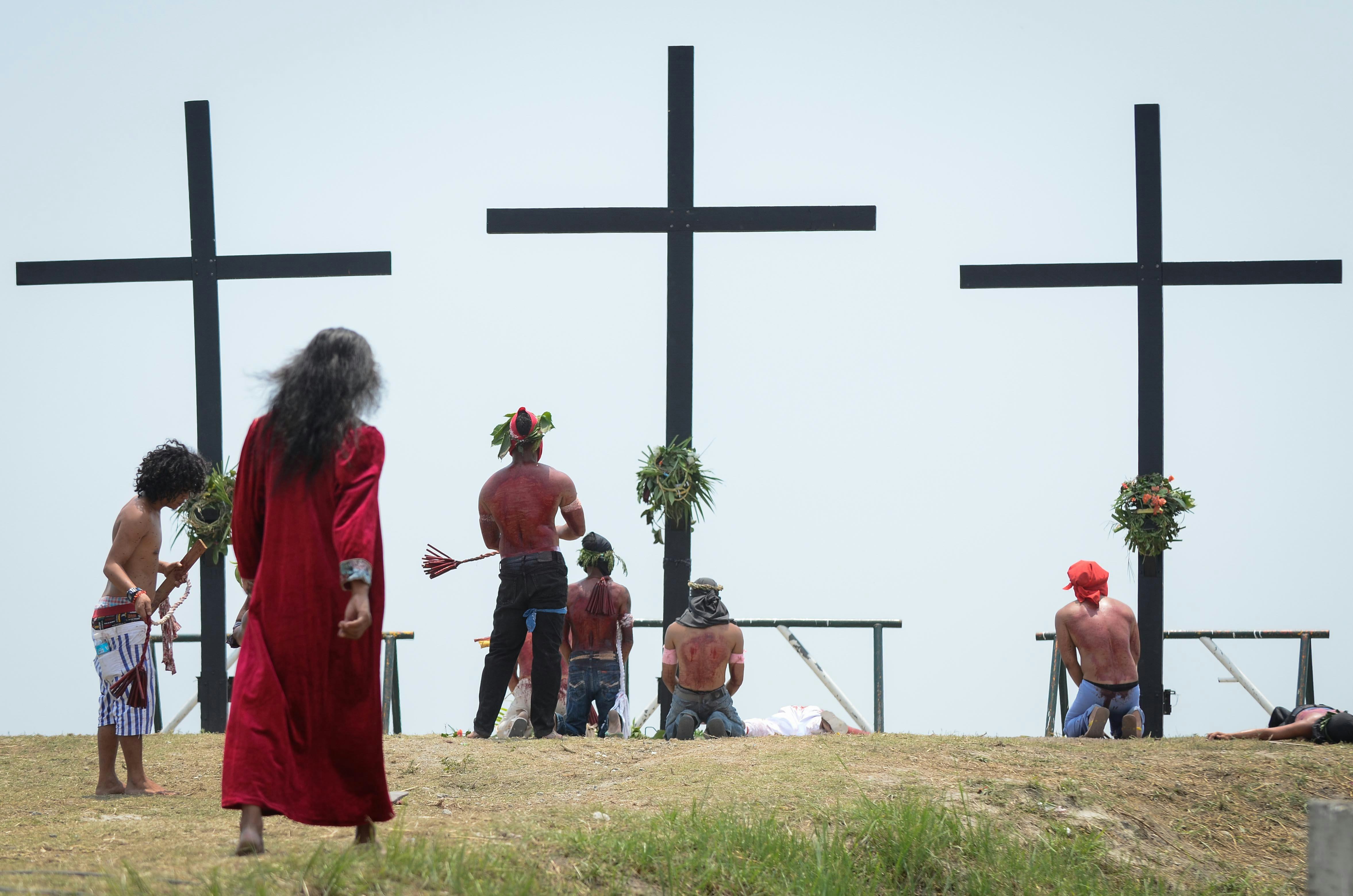 8 Chilling Photos of People in the Philippines Crucifying Themselves on ...